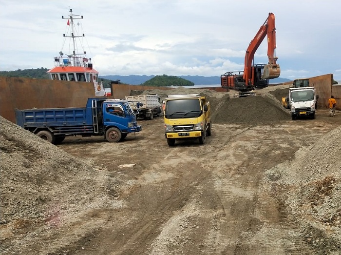 Material Konstruksi Jalan Ruas Bangunemo – Sambulang Tiba Di Bangkep ...